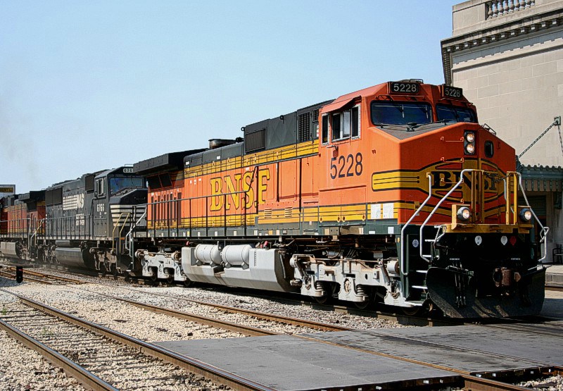 BNSF 5228
